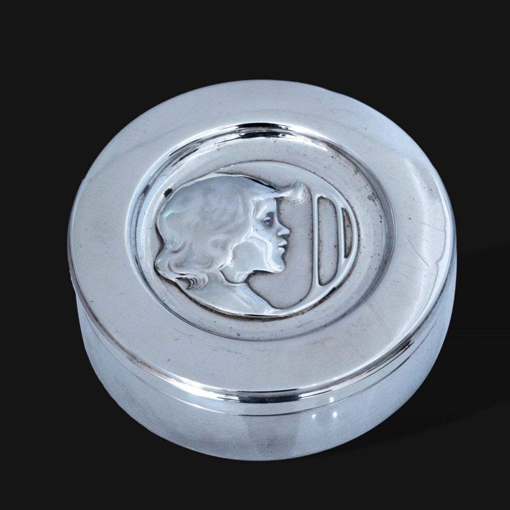 A Kate Harris silver puritan maid box - The Pear Tree Collection